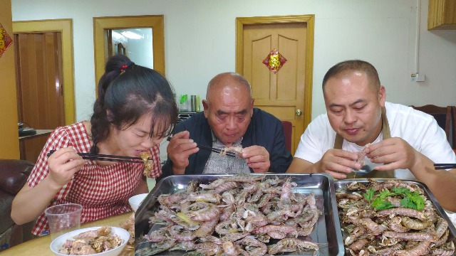 花60元买8斤皮皮虾,一半水煮一半椒盐,家人一次吃爽了!