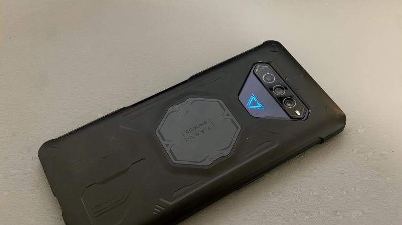 黑鲨游戏手机4 Pro,游戏党可以搞,灯光效果给好评