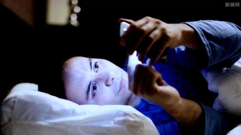 神创意!腾讯视频开发护眼模式:距离小于40厘米自动模糊!