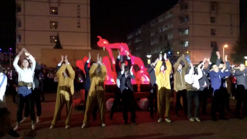 就是这么嗨!高校40周年校庆,举办篝火晚会大跳网红舞