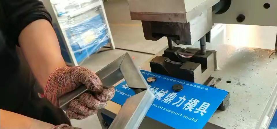 佛山30方镀锌方管冲90度角一次成型神器方管冲孔机圆管冲弧机护栏...