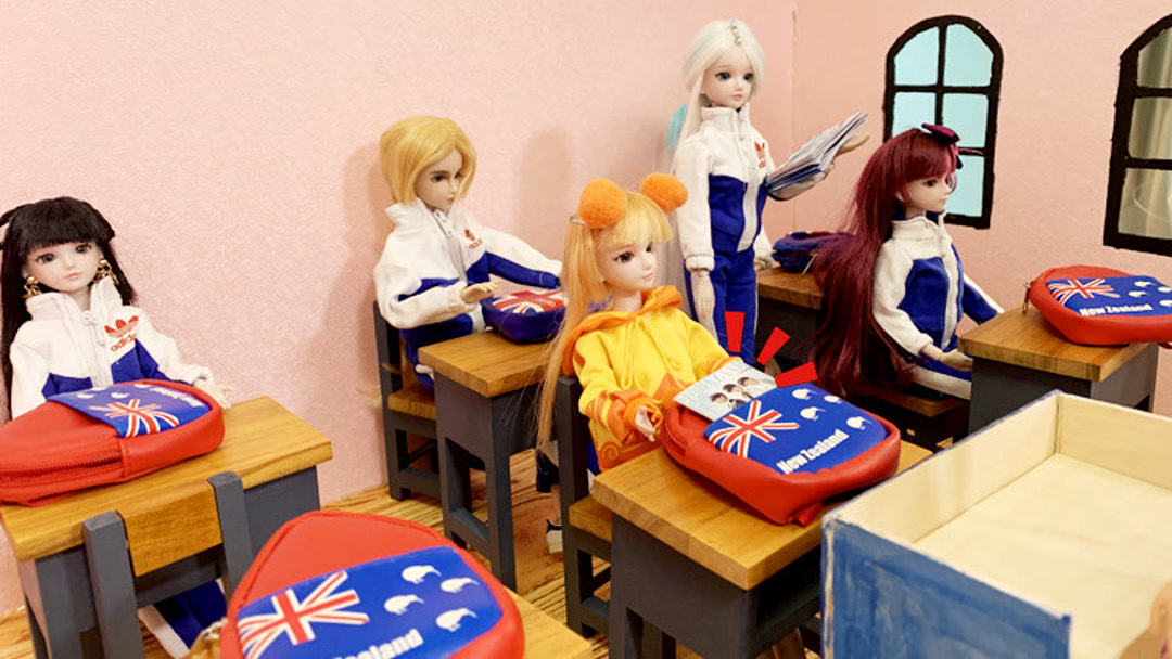 叶罗丽学校开学第一天 亮彩迟到忘穿校服 冰公主收寒假作业