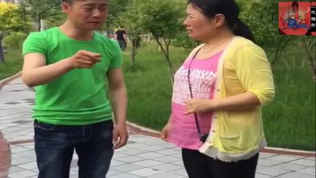 美女尿急没忍住,以为没人直接在路边脱掉裤子,结果尴尬了