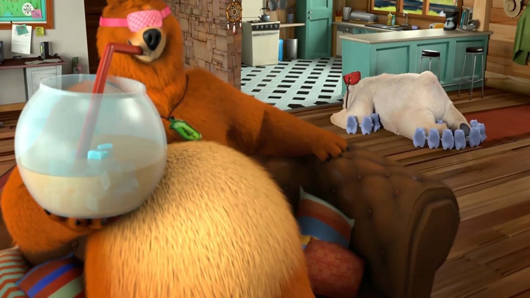 熊鼠一家搞笑动画:抢回奶茶呆熊又睡沙发享受,老鼠带白熊进屋