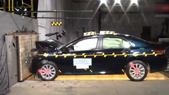 看完最新款凯美瑞的正面碰撞测试,相信很多人不会再犹豫了