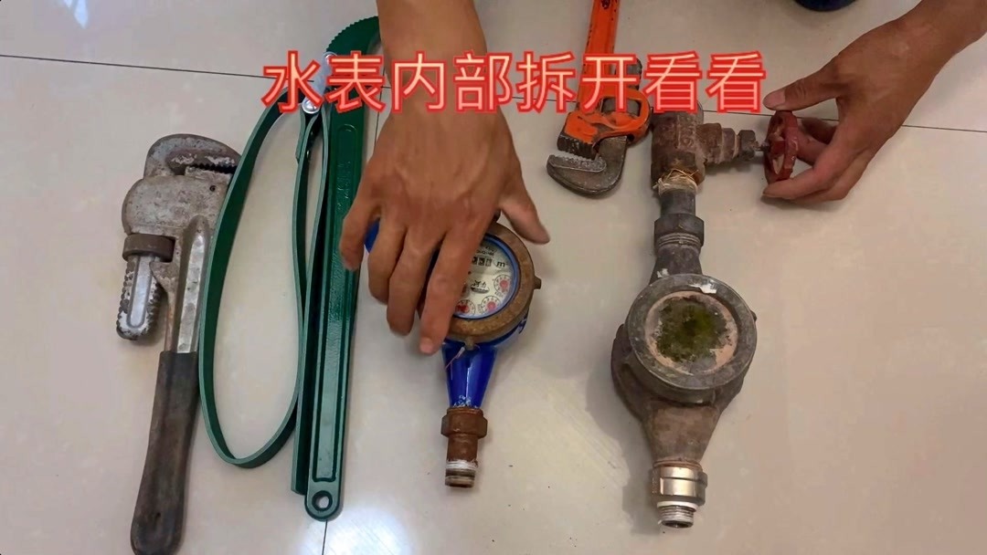 水表能调快慢吗?水电工拆解机械式水表,看看内部结构及工作原理