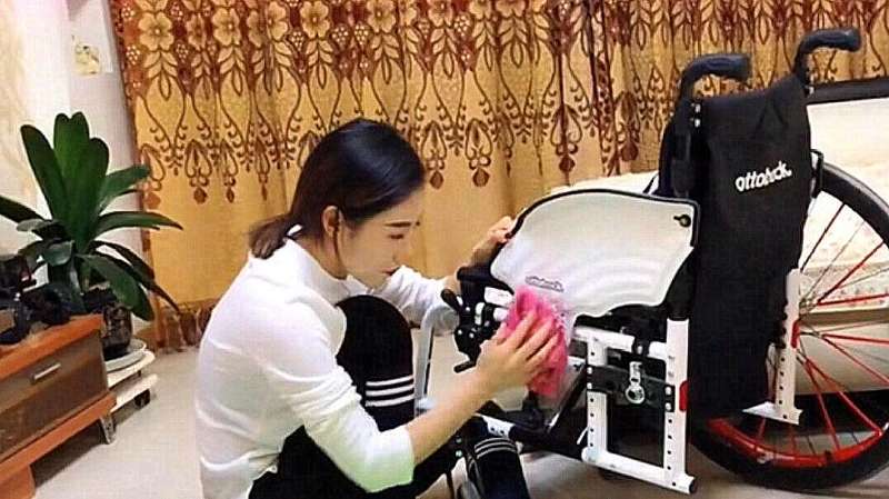 这是我的残疾老婆,每天都要擦擦她的“双腿”,是你喜欢的类型吗