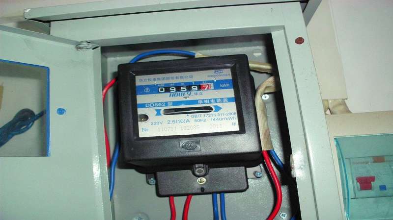 老电工终于道出实情,磁铁放在电表上能偷电?赶紧回家看看!