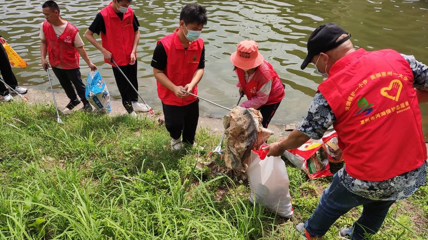 “河”我一起,守护母亲河,惠州志愿者开展净滩服务活动