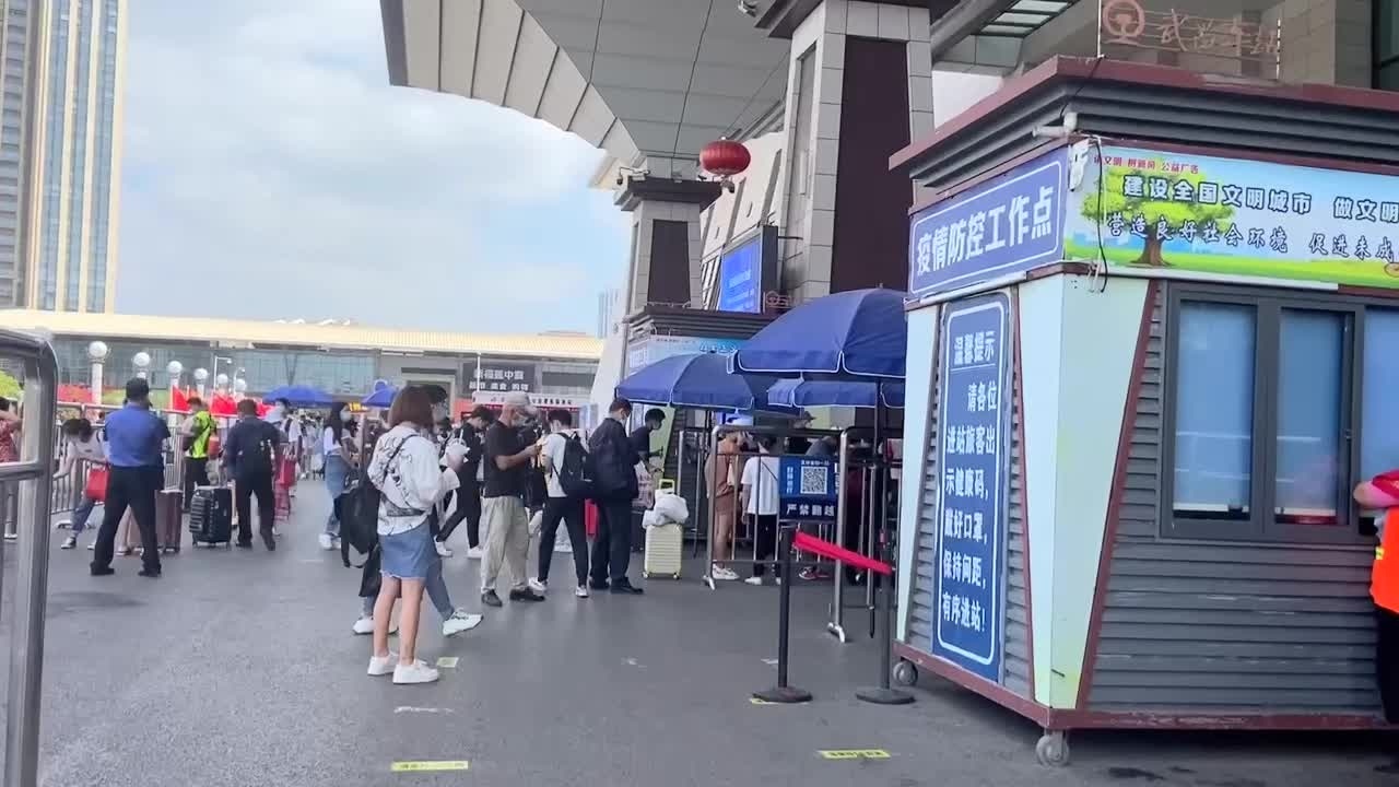 旅客提前出行,火车站客流明显增长