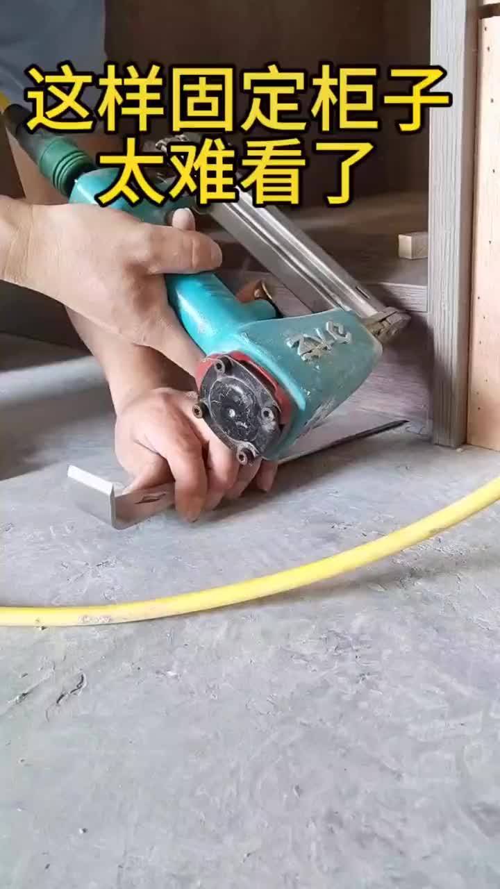 用双面点固定实木踢脚线