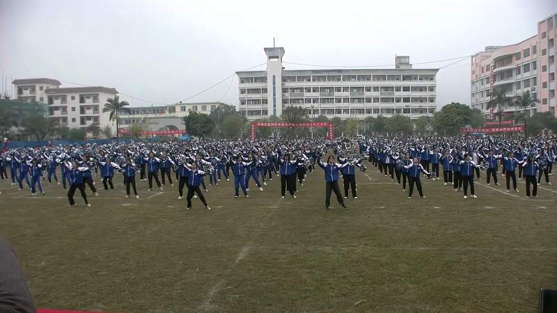 运动会上,表演大型啦啦操,场面宏大,非常震撼,观众掌声如潮
