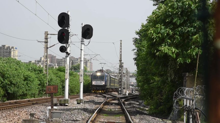 #绿皮火车 拍车现在小心喽,都是鸣笛警告;今日版K94,小欠编