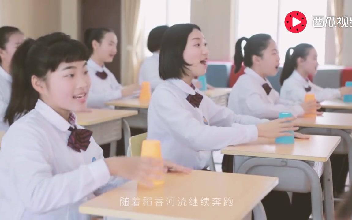 厦门六中初中部合唱翻唱《稻香》,用杯子敲出节奏