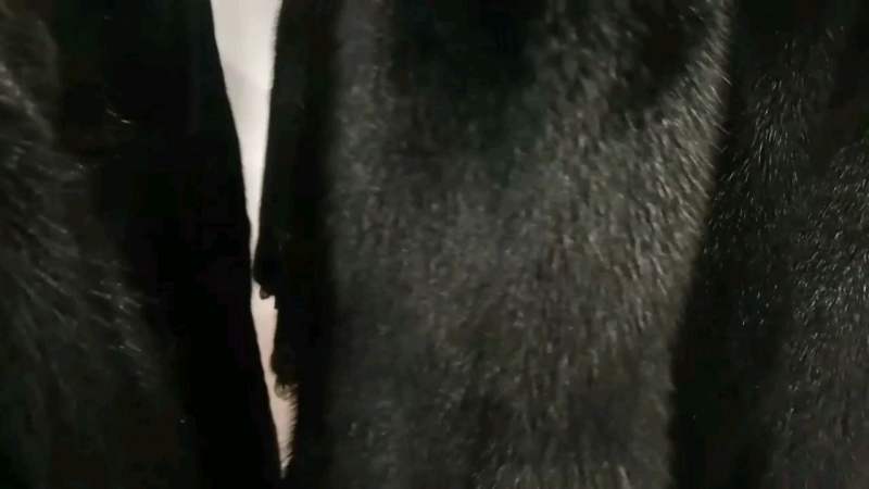 小羊皮草给大家介绍下如何去识别水貂整貂服装的好坏