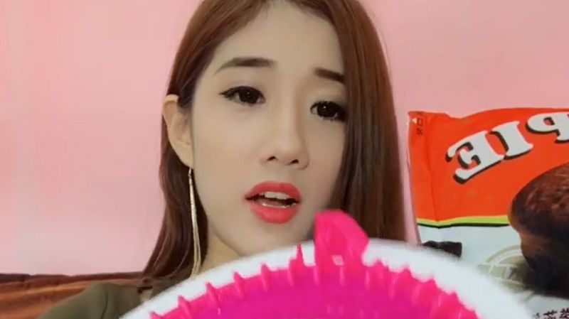 现在都不用手工织毛衣了,有了这个织毛衣神器,天天穿新毛衣