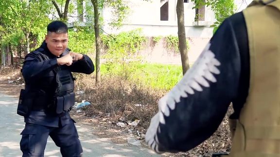 CS搞笑扮演:小胖哥看守武器,与毛贼展开有趣的枪战!