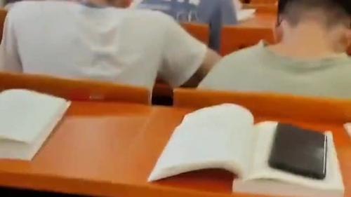 长着一张明星脸的老师,给我们上离散数学是一种怎样的体验,容易分心...