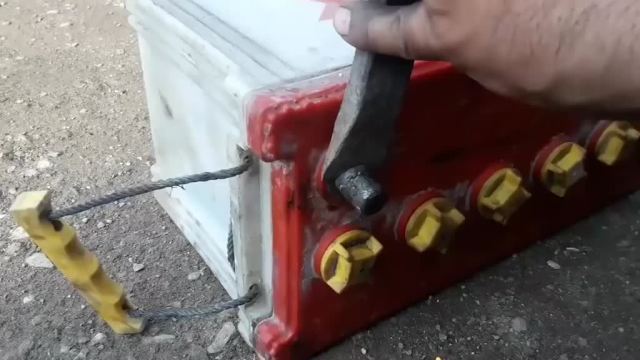 货车蓄电池没用了,看看巴铁师傅是如何修复的!