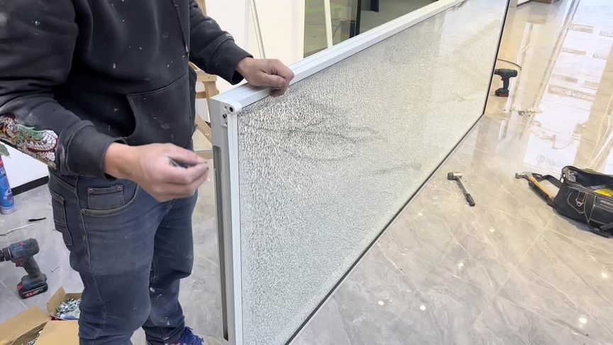 好可惜。应该先装配件再合玻璃。又交智商税了…#建腾极简门