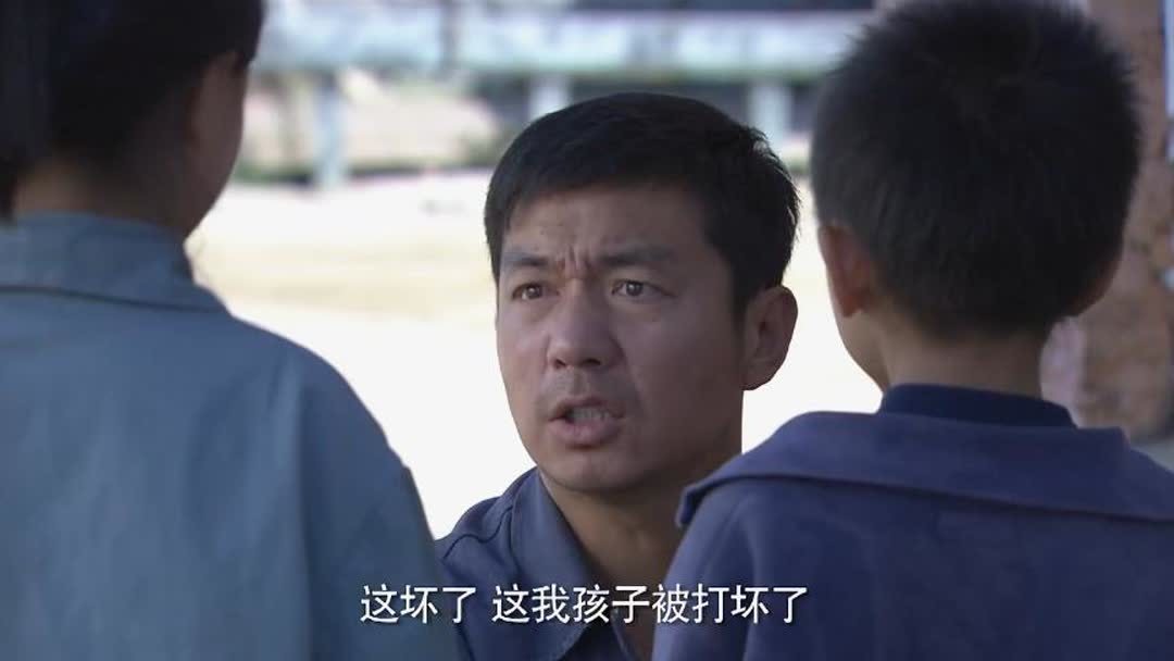 养父:孩子把别人家孩子打伤了,养父没钱赔医药费,这招真是绝了