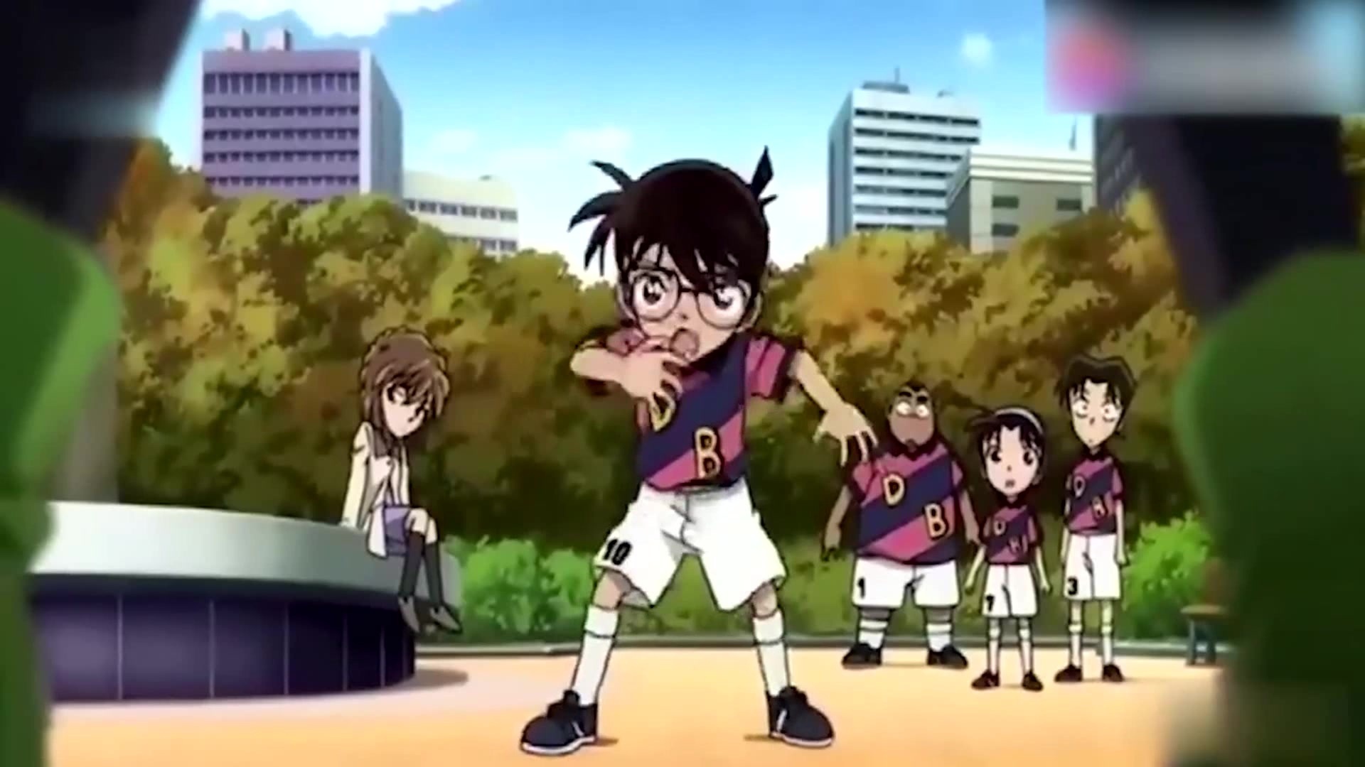 名侦探柯南:小兰高抬腿踢球,柯南看完连颜色都记下来了,太坏了