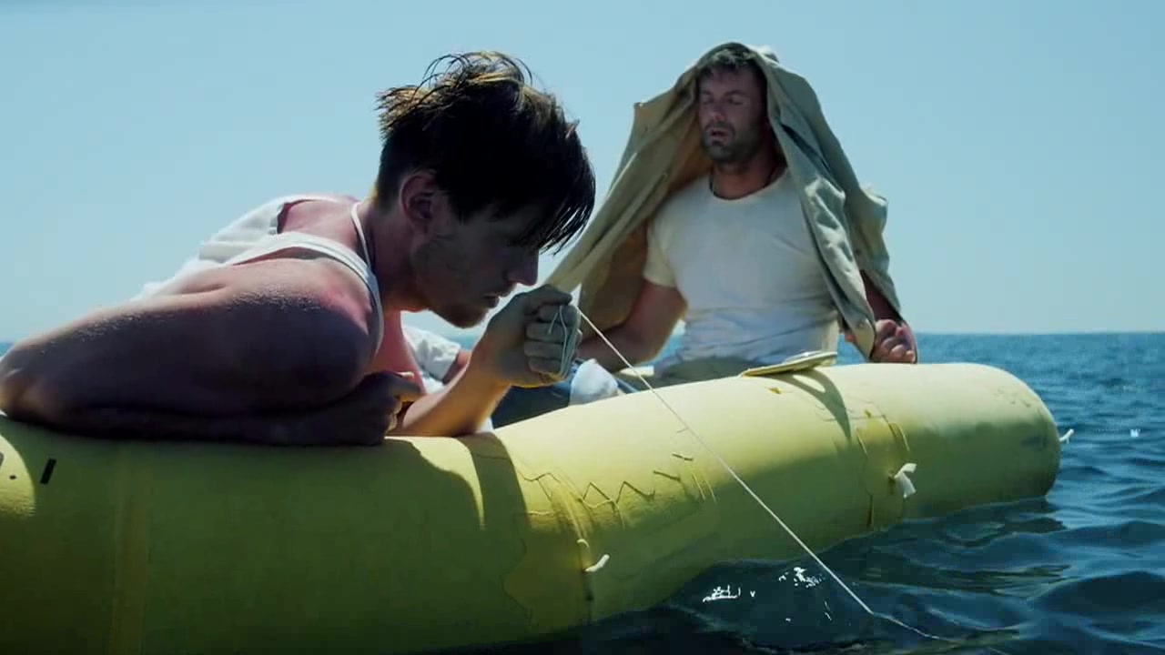 三名男子在海里用军用匕首钓鱼,接下来却让他们惊慌失措始料未及