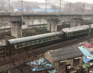 【火车视频 | 南京白宫酒店停车场拍京沪线】大连站车迷候车室334-雨...