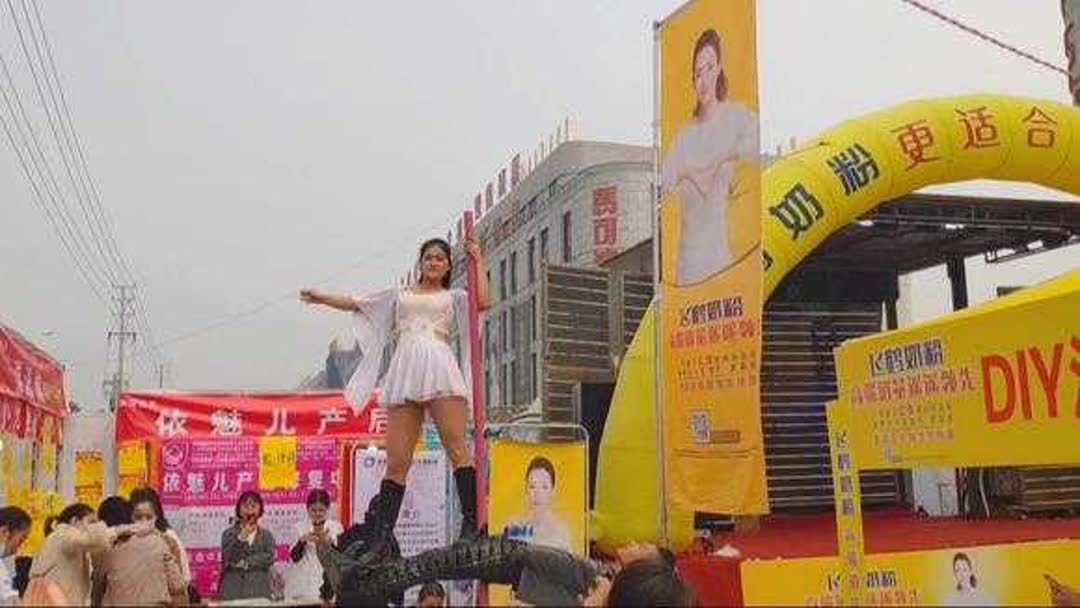 小县城活动现场,漂亮美女跳钢管舞动作扭的太好看了,一定看完哦