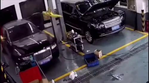 维修车的事故,好好的被压在车底