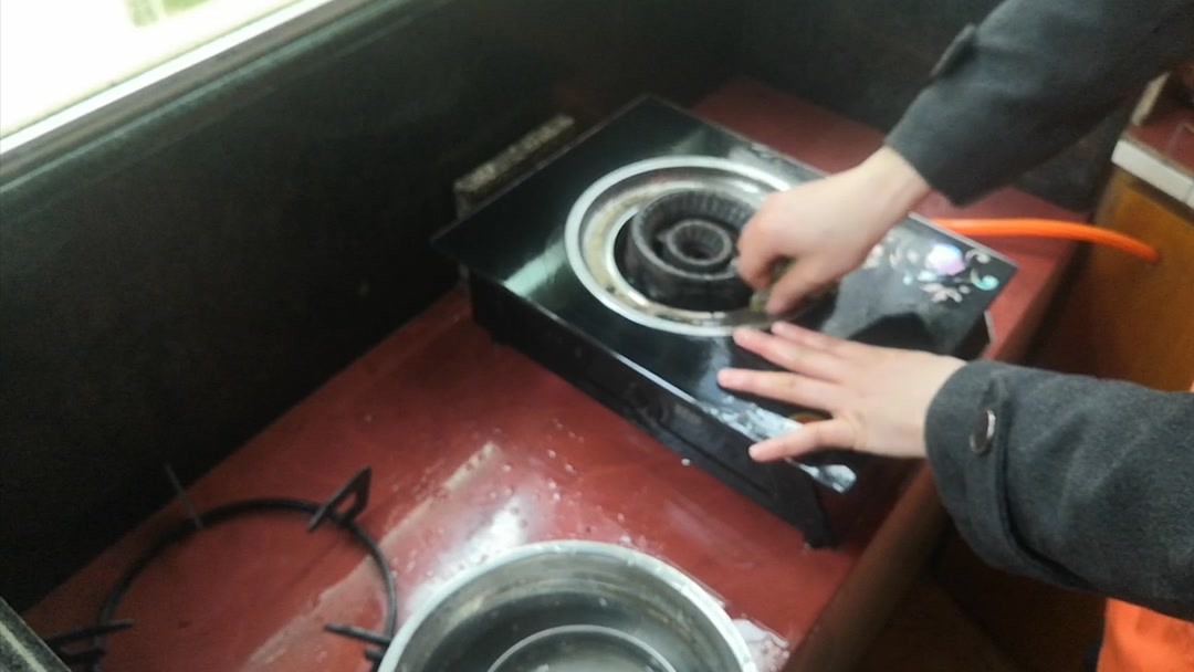 煤气灶洗不干净?教你点小妙招轻松搞定污渍,让煤气灶焕然一新!
