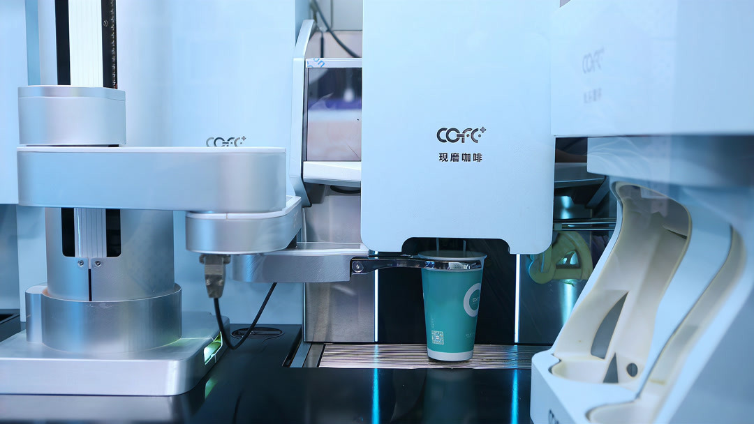 「COFE+机器人咖啡亭」使用鲜奶,新鲜制冰,杯杯现磨!
