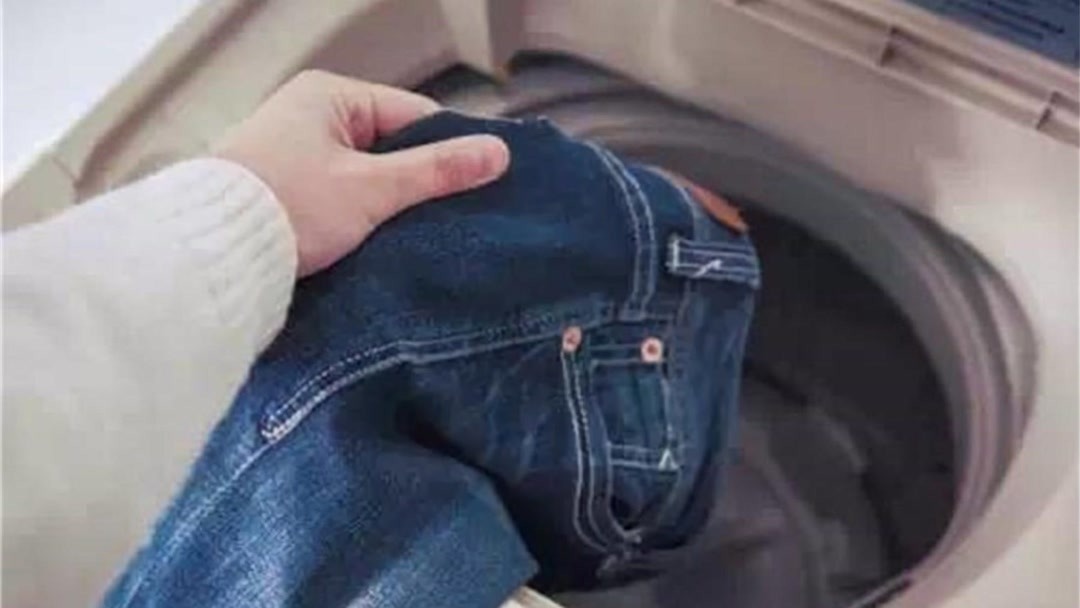 牛仔裤一洗就褪色?用这方法永久不用担心褪色与染色!方法太棒了