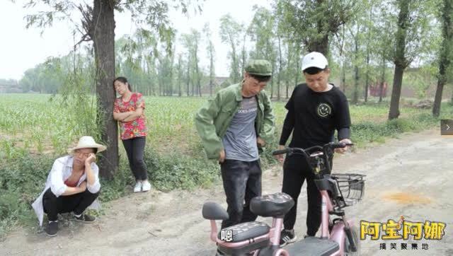 单身汉帮村花修电瓶车,一下没动就赚了50元,真聪明