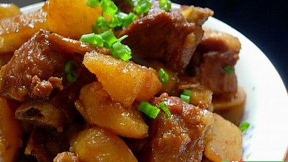 土豆炖排骨这样做,一锅不够吃,做法简单,冬天家人都爱吃!