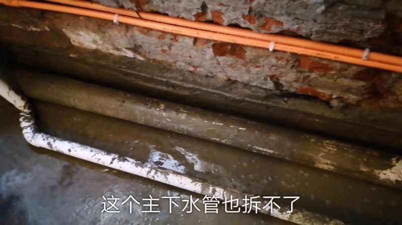 卫生间漏水到楼下,瓦工老张维修手掏垃圾,十几袋堵漏王竟不够用