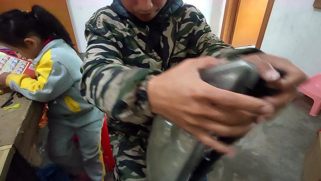 今天教大家自己动手改大灯,先来开灯罩,想自己改灯的来看看 下