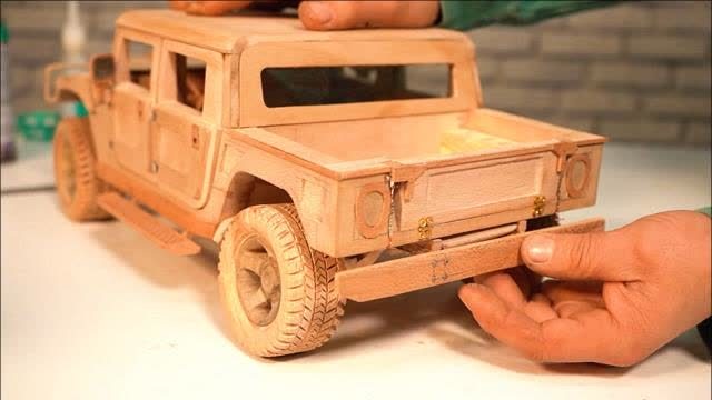 牛人用木头打造一辆"越野车",送给儿子当礼物!