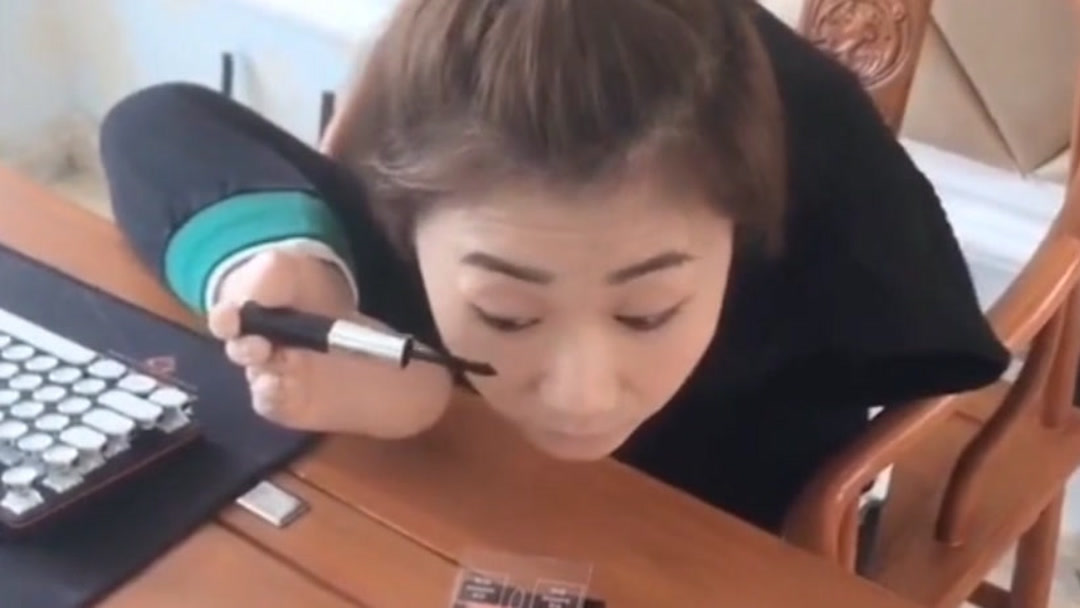 32岁无臂母亲,双脚代替双手生活,曾是残疾人游泳运动员