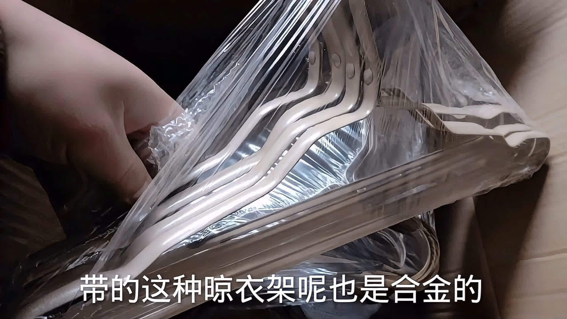 网购电动晾衣架带的衣架太好了,设计的晾衣网很人性化,真心的好