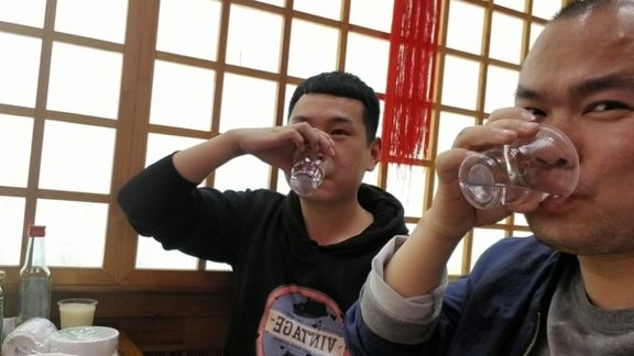 富士康小伙下早班没事出来喝点,喝了一斤白酒,断片了,难受