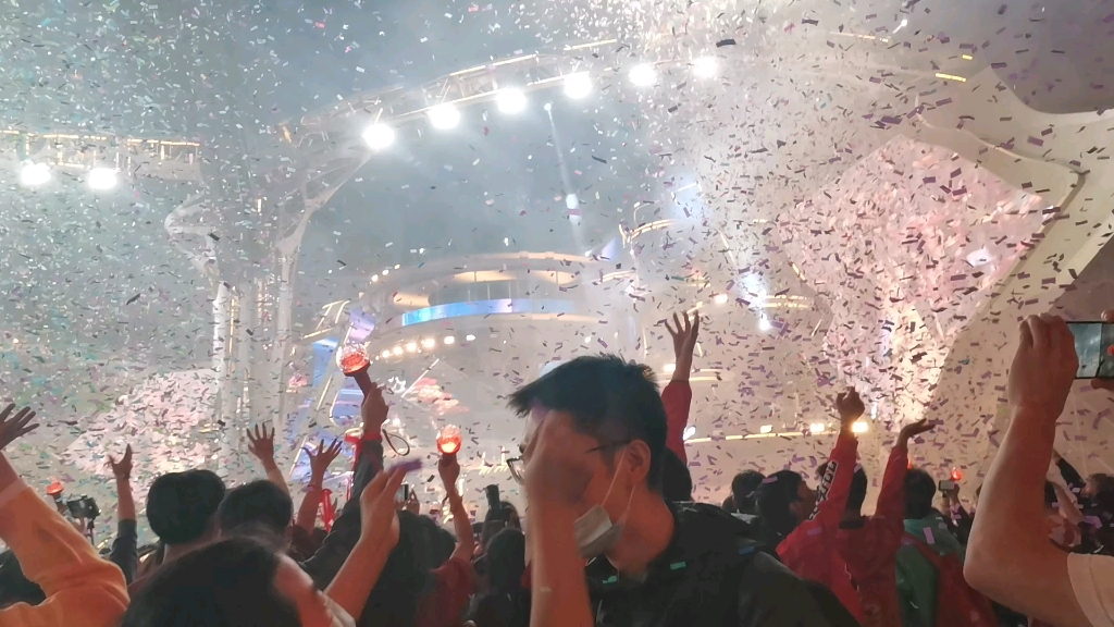 【华晨宇火星演唱会】恰巧拍到的浪漫