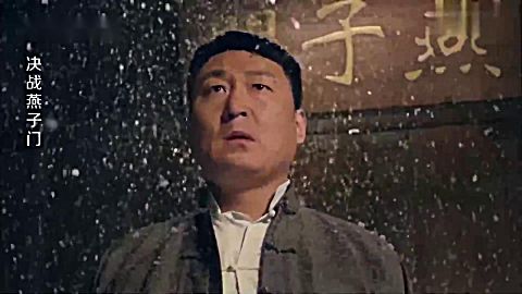 决战燕子门:男子拿撞门的木头撞大侠,大侠一起身又给他顶回去了