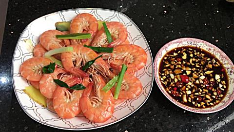 活虾这样做原汁原味, 鲜嫩美观, 简单还营养, 2分钟就完成