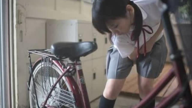 为什么日本女生,冬天从来不穿羽绒服,就连冬天都要漏大腿!