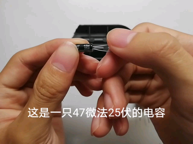 【电容器】演示不同电容值产生不同的效果