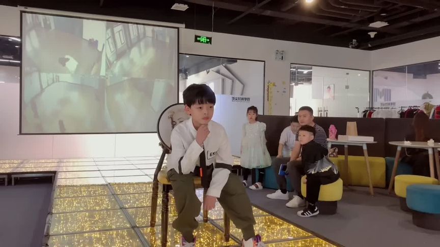 男生走路必须有气场,所以不要认为学模特、学形体