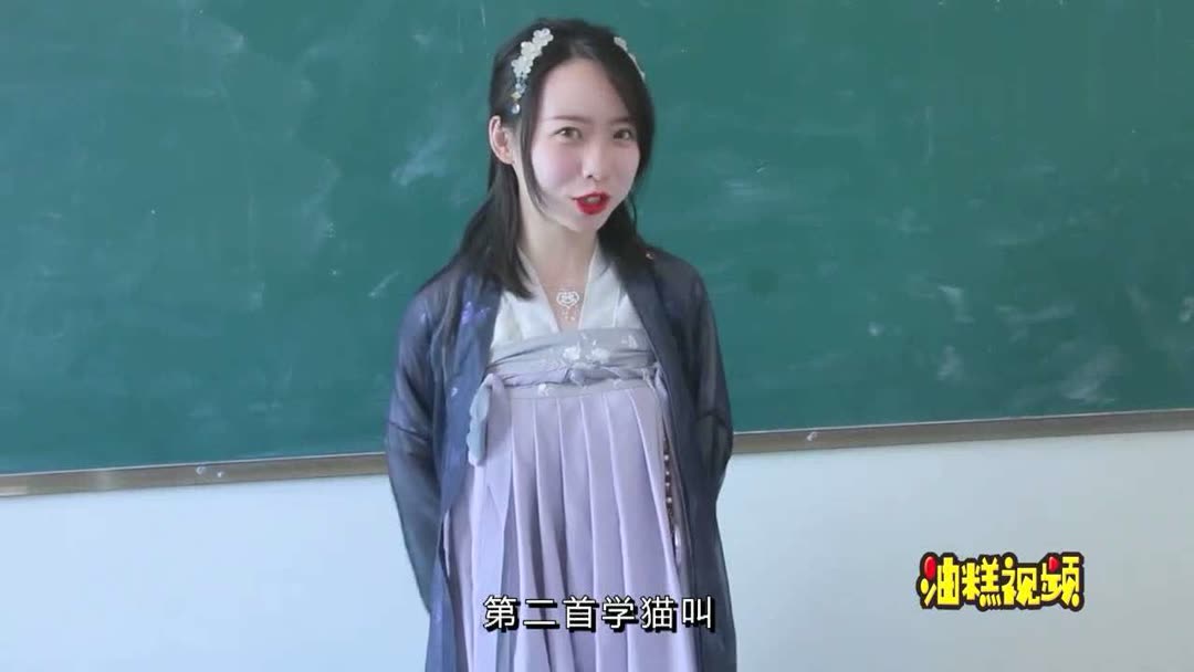 学生用计算器弹琵琶行,为此老师特意伴舞,真有意思