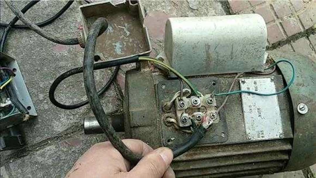 单向电机如何进行正反转控制,看看师傅如何接线。