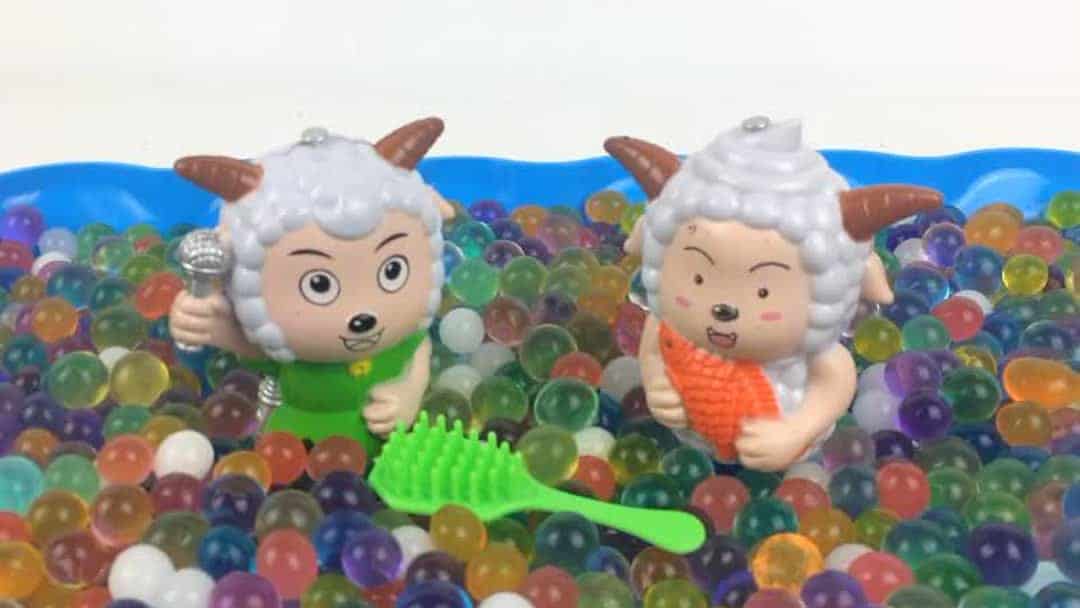喜羊羊懒羊羊水舞珠珠泳池洗澡